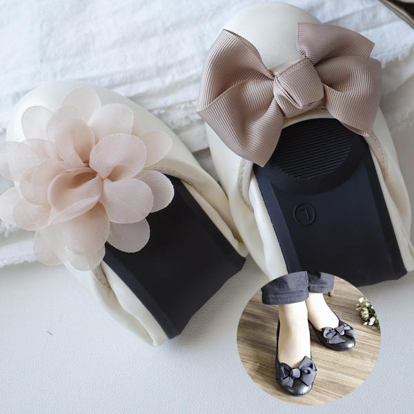 リボンやシュシュが可愛い折り畳みできる携帯スリッポン！ラウンドトゥデザインで履き心地抜群な携帯用シューズ！履き口はパイピングでかかと浮きしにくい設計です。 アウトソールはしっかりしたゴム底で滑りにくくなっています。普段持ち運び時は、付属のポ...