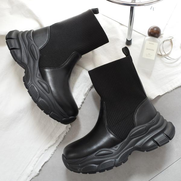 旬なスタイリングを叶える異素材厚底スニーカーブーツボリュームのあるソール×ニット素材でスタイルアップが叶う「優しい足当たり」と「おしゃれ」を兼ね備えた優秀ブーツ。筒周りをリブニット素材を使用し締め付けにくく、足に馴染みやすい。華奢な足首を演...