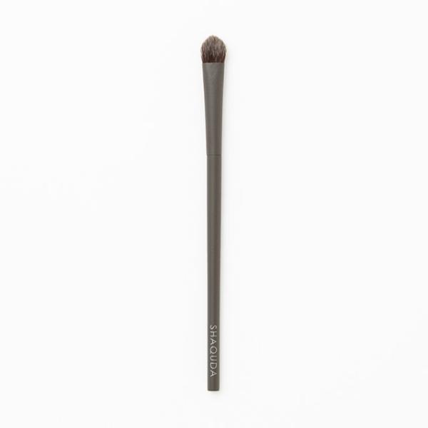 緩やかに丸みを帯びた三角形の穂先が目元に優しいマルチアイブラッシュ。シャクダオリジナルブレンドの人工毛を用い、発色よくツヤ感のある目元を演出します。固めのクリームアイシャドウやコンシーラーなどとも相性抜群です。ハンドルは、親指がすっと収まる...