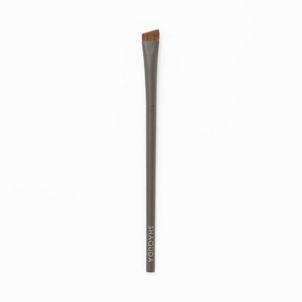 斜めに整えた幅広の穂先形状が理想の眉をスムーズに描くアイブロウブラシュ。馬毛と人工毛を絶妙なバランスでブレンドした毛質は肌に優しく、ふわっとした自然な眉に仕上げます。眉の隙間を埋めるにも適しています。ハンドルは、親指がすっと収まる独自の形状です。