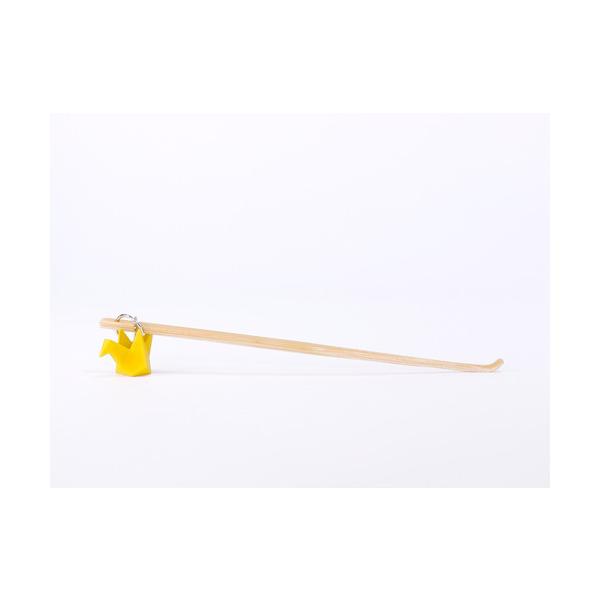 折り鶴チャーム マット 耳かき。自動車部品の製造で培った形成技術や塗装技術を用い「折り鶴」の複雑なフォルムをプラスチックで立体的に表現。美しい折り鶴のカタチに仕上げました。ポップなカラーに彩られたスタイリッシュなアクセサリー。第15回ひろし...