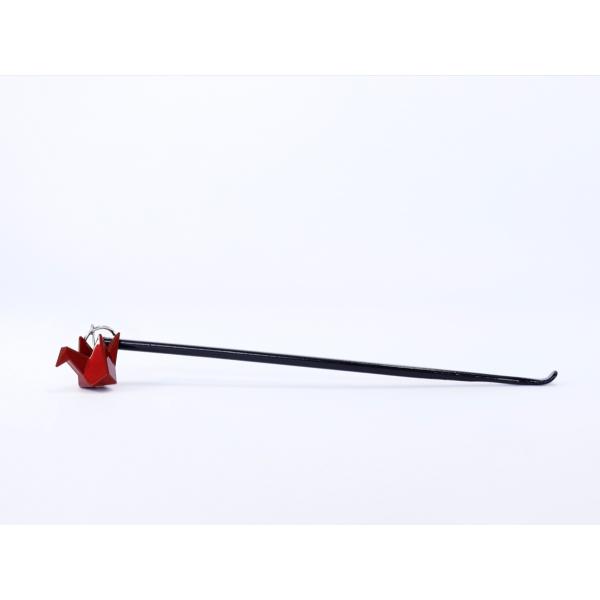 折り鶴チャーム ツヤ 耳かき。自動車部品の製造で培った形成技術や塗装技術を用い「折り鶴」の複雑なフォルムをプラスチックで立体的に表現。美しい折り鶴のカタチに仕上げました。ポップなカラーに彩られたスタイリッシュなアクセサリー。第15回ひろしま...