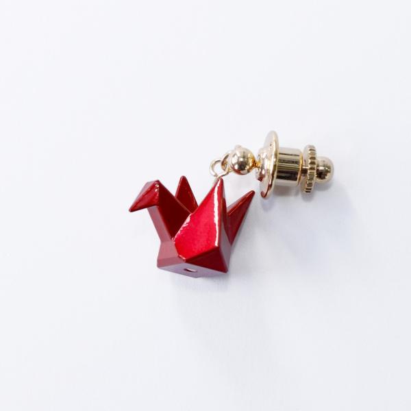 折り鶴チャーム ラペルピン。自動車部品の製造で培った形成技術や塗装技術を用い「折り鶴」の複雑なフォルムをプラスチックで立体的に表現。美しい折り鶴のカタチに仕上げました。ポップなカラーに彩られたスタイリッシュなアクセサリー。第15回ひろしまグ...