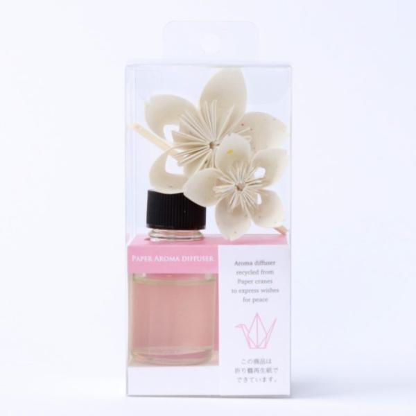 株式会社KAORILOGO×株式会社河内×HEREDIA KOMIYAMA〈日本初〉折り鶴再生紙を使用したアロマディフューザー折り鶴再生紙をひとつひとつ折り込み、国内外から日本の花として愛されている桜の花を繊細に表現。天然香料100%の香り...