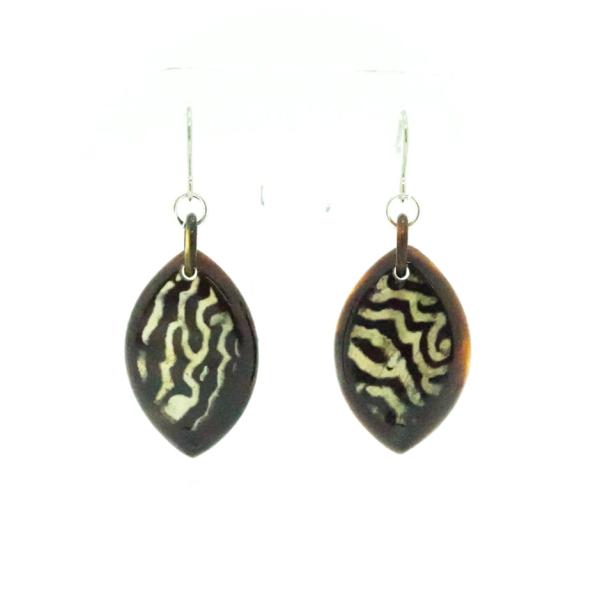 創業２００年を越える石川べっ甲製作所が伝統と革新を追求した結果、「Simple is Best」という答えにたどり着きました。そんな Simple is Best から生まれたのが「Simples B」べっ甲細工は１７世紀前半、ポルトガルか...