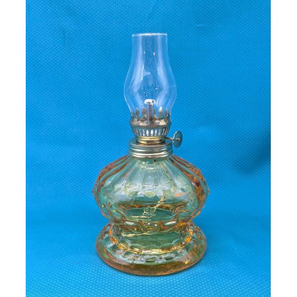 ■商品説明　初登場人気のアンバー油壺にクリア小型ホヤをつけました。長時間連続 100時間燃焼、かわいいです。芯は4mmスーパーハード芯（商品番号 SINBO-SH）です。■芯サイズ：棒芯スーパーハードタイプ■全高：約19cm