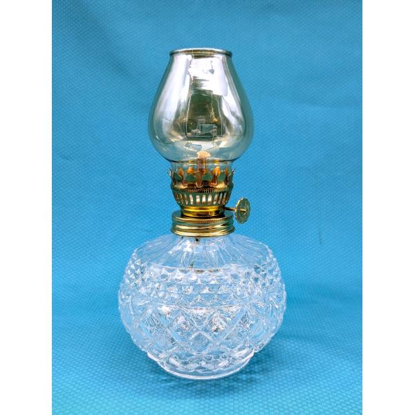 ■商品説明新商品のクリアー油壺にアンバー豆ホヤをつけました。パイナップルのような線が入った、丸みのある可愛い油壷のランプです。芯は4mmスーパーハード芯（商品番号 SINBO-SH）です。■芯サイズ：棒芯スーパーハードタイプ■全高：約17cm