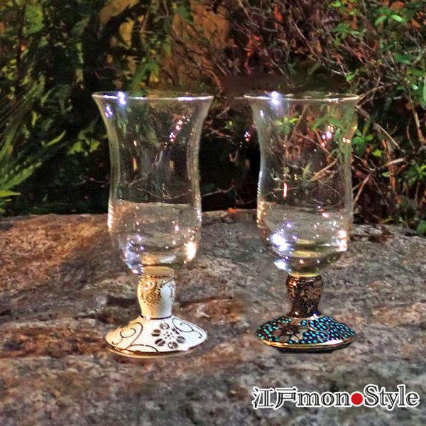 日本を代表する伝統工芸『九谷焼』と『江戸硝子』がコラボレーションした話題の九谷和冷酒グラスです。優雅な印象の白粒とシックな青粒をセットにした九谷和グラスのペアセットは、結婚祝いのプレゼントなどにも人気です。公式オンラインショップ（www.e...