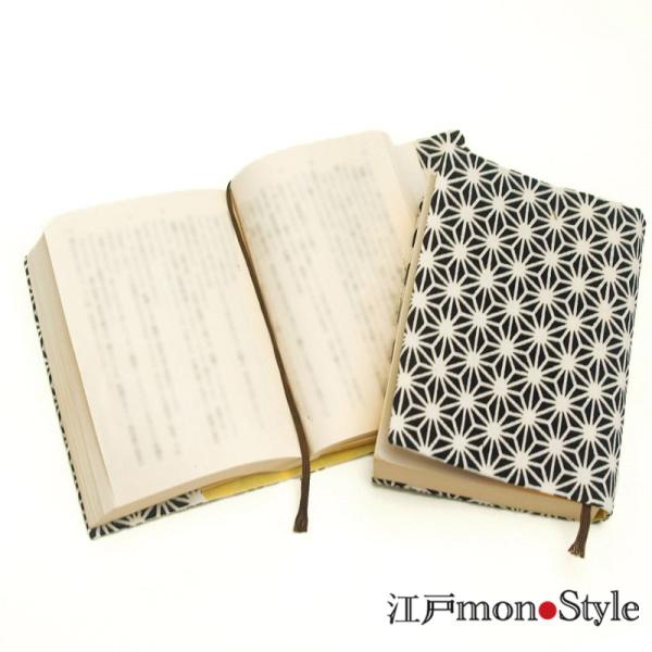 歌舞伎や舞踏の世界で愛用される梨園染めを用いた手ぬぐいブックカバーです。古くから着物などにも使われてきた日本人に馴染み深い伝統紋様、麻の葉をデザイン！手染めの生地は肌触りが良く、また薄くて乾きやすので使い勝手抜群です。優しい感触に癒されなが...