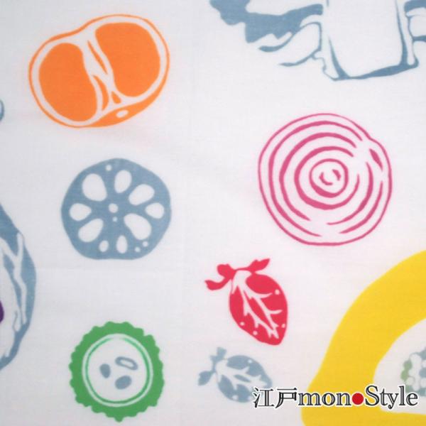 歌舞伎や舞踏の世界で愛用される梨園染めを用いた手ぬぐいです。様々な野菜や果物をほぼ実物大の大きさにデザイン！手染めの生地は肌触りが良く、また薄くて乾きやすので使い勝手抜群です。タオルとして、お部屋のインテリアとして・・・様々な用途にあわせて...