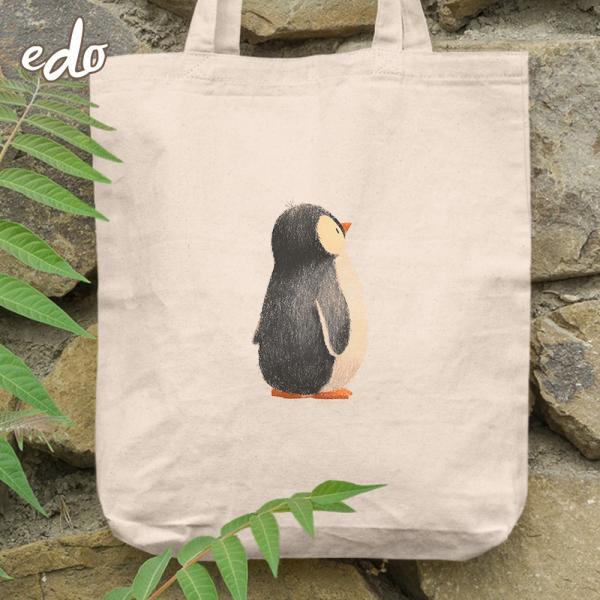 自然な生成り色のキャンバスに、やさしいタッチで描かれたペンギンのアートが静かな魅力を放つデザイン。素朴で温かな雰囲気が日常の景色にそっと溶け込み、持つたびに心を和ませます。お出かけや街歩きにも自然になじみ、装いにさりげないおしゃれを添えるキ...
