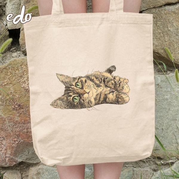 くつろぐ猫の愛らしい姿を描いたアートが、見るたびに心をやさしく解きほぐします。自然な生成り色のあたたかな風合いが繊細なタッチを引き立て、日常の装いにさりげない個性とおしゃれな彩りを添えます。持つたびに気分が弾むキャンバストートバッグです。P...