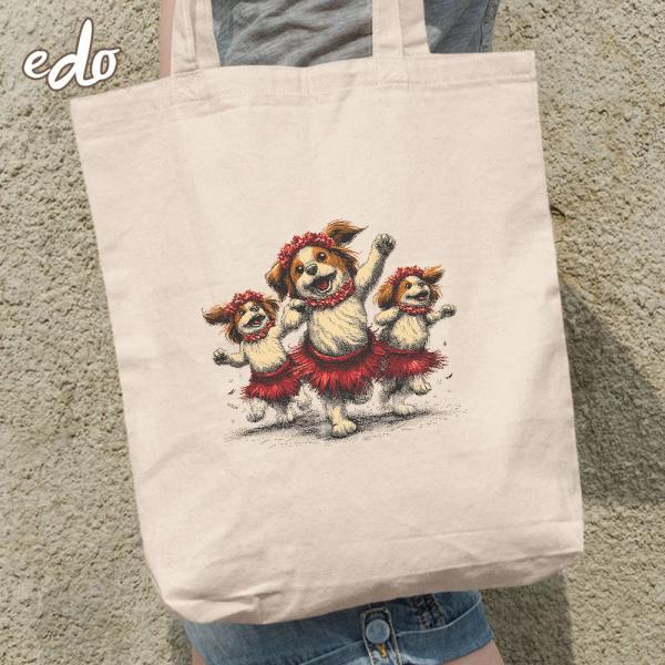 踊る犬たちの躍動を描いたアートが、毎日に陽気なリズムを届けます。自然な生成り色のキャンバスに映える赤い衣装が視線を集め、収納力と丈夫さも備え、街歩きも旅先も軽やかに彩るおしゃれな相棒として活躍します。キャンバストートバッグです。PR/トート...