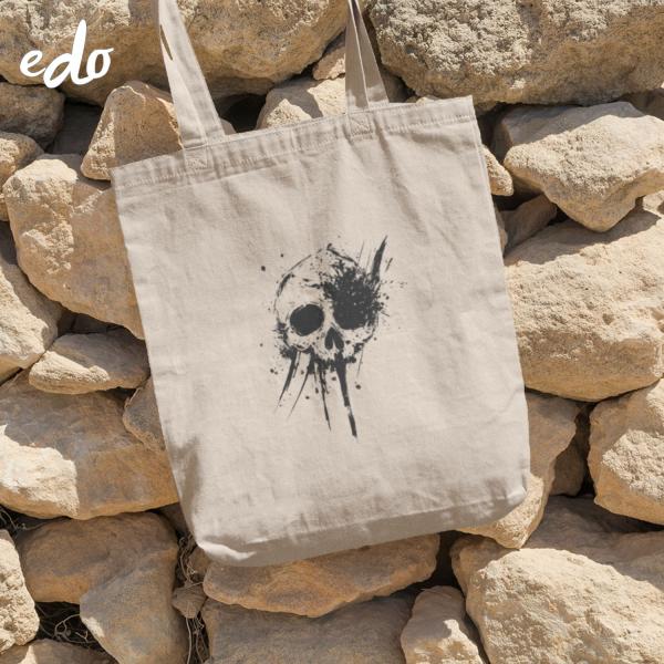 大胆なスカルモチーフが目を引くキャンバストートバッグは、まさに前衛的アートの魅力を体現したトートバッグ。インクの飛び散るような表現は、エネルギーと混沌が交差するような独特の世界観を放ちます。クールでおしゃれな印象を与えつつ、持つ人の個性を際...