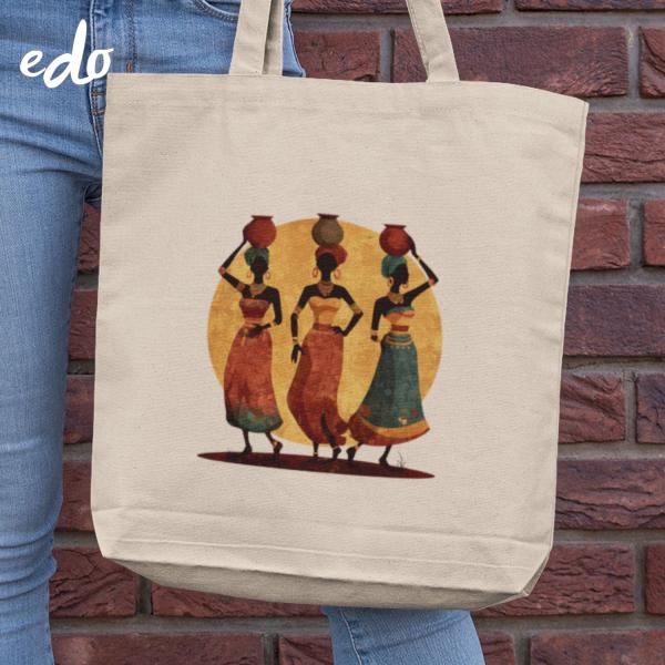 アフリカの文化を象徴する美しいデザインが特徴です。3人の女性が力強く水壺を運ぶ姿が、太陽をバックに描かれ、そのエネルギーと精神を感じさせます。温かみのある色合いと独特の模様が、バッグに華やかさと深い意味を与え、日常の中で強さと誇りを表現しま...