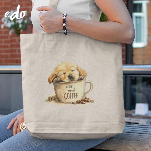 まるで朝の気だるさをそのまま表現したような、カップの中でぐっすり眠る子犬が描かれたキャンバストートバッグ。「I really need coffee」の言葉が、見た人の共感と微笑みを誘います。柔らかなタッチで描かれた子犬の表情と、香ばしいコ...