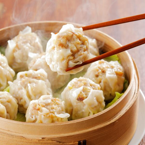 黒豚モモ肉に玉葱・クワイを加え、醤油ベースの味付けに生姜と貝柱の風味をきかせたシュウマイです。お肉の旨味を十分に堪能できる、1包45gの大きめサイズです。