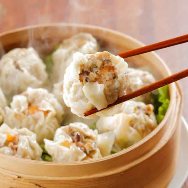 豚肉、海老、しいたけに世界三大ハムの金華ハムを加え、風味豊かに仕上げた当店ならではのシウマイです。