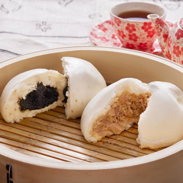 看板商品「ブタまん」3個・女性に人気の「黒ゴマあんまん」2個の詰合せです。