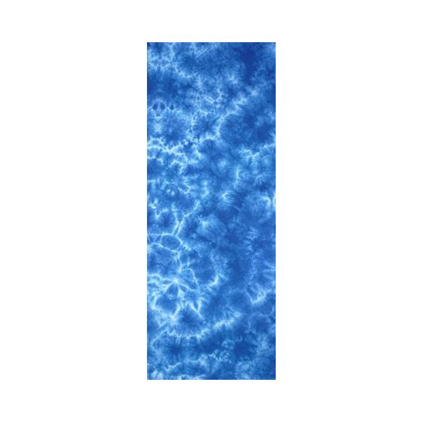 木枠の函の中に生地を幾重にも折重ね、更に綱できつく縛りそ こへ染料を満遍なく掛けて出来た模様です。折重ねる間隔が空 きすぎたり、詰まりすぎると平均に染まらないので長年の経験 と技術が要求されます。