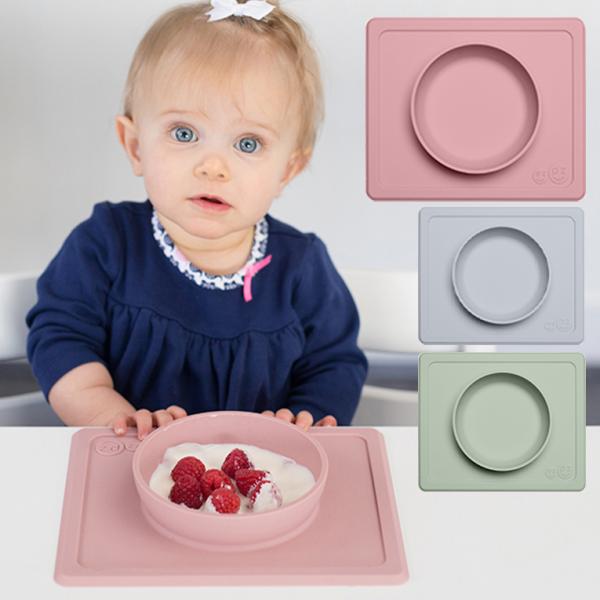 エデュテはezpzの日本代理店です♪テーブルにピタっと吸着★表面が平らなテーブルの上に置くだけでピッタリ吸着するのでお皿をひっくり返す心配がありません♪対象年齢：0歳〜【開封後の返品交換はできません】開封後のお客様都合（サイズ違い・色間違い...