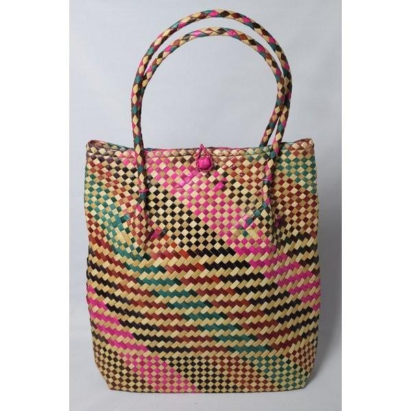 パンダン(Pandan)は手工芸に良く利用される植物です。軽い素材で、このような手編みバッグなどにも良く使われます。このバッグは、Saturnというブランドを展開している工房がデザインして、女性たちが手作りで編み上げている手作り編みバッグで...