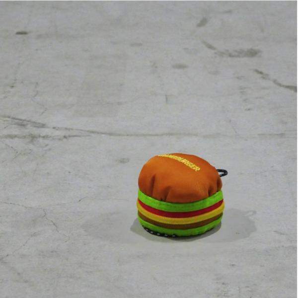 ランタンフック「HANGBURGER」がぴったり入る収納ケース「ハンバーガーからHANGBURGERが出てくる方が面白いのでは？」と、ネタのような会話から誕生した本商品。製造は、ASOMATOUSも所縁ある大阪「十三」を起点に、ファッション...