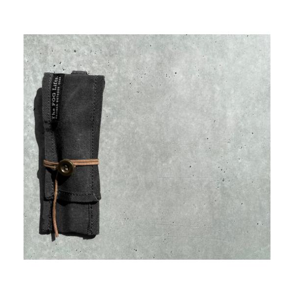 FOG Oil-Match 用 パラフィンケースオイルマッチの無骨な雰囲気にマッチする、パラフィン（蝋引き）生地を使用した専用ケース。ボタンに革ひもを掛けて留めるシンプルなデザインが特徴です。使い込むほどにオイルマッチの「跡」や「型」が馴染...