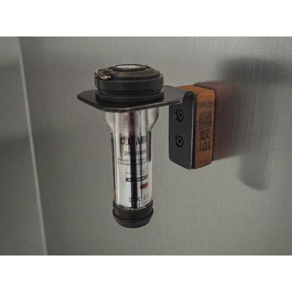 灯置-とうち-数量は安定するまでおひとり様１点まででお願いいたしますライトの置き場所に悩んでいたTETSUZANさんが、「もっと簡単に、スマートに置ける台がほしい」そんな思いから生まれたスタンドです。鉄の加工から全てひとつひとつ手作業で製作...