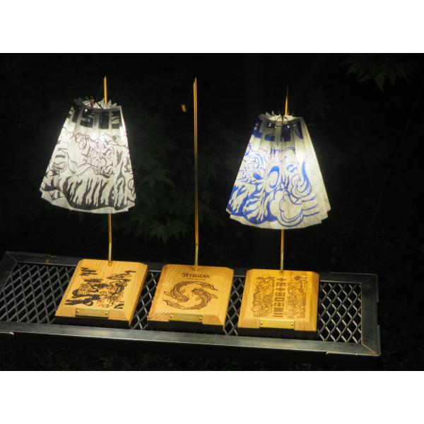 ランタンスタンド\5,800栗の木を使用したランタンスタンド高級感あふれる真鍮プレートと、刻印が映えるスタイリッシュなランタンスタンドです。【特徴】・温かみのある土台　栗の木を使用した土台部分は、自然な温もりを感じる仕上がりです。・上品なス...