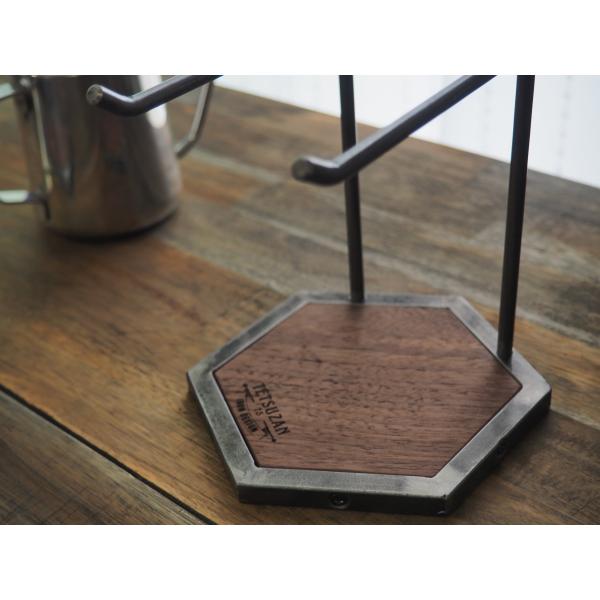 【ウォルナット】ドリップスタンド ROKKAKU高級材のウォルナットの木目が美しいドリップスタンド。「鉄と木、手間が生む美しさ。」?? ひとつひとつ丁寧に溶接された鉄フレーム?? 無骨でありながら、洗練されたスマートなデザイン?? 精密に六...