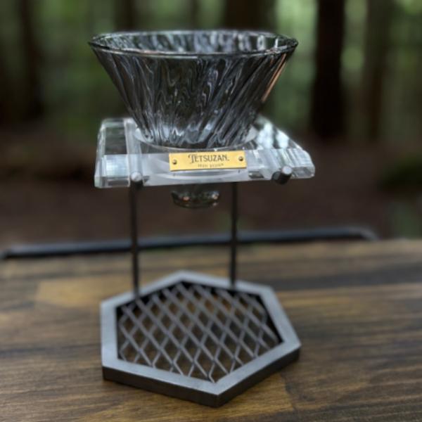 【オールアイアン】ドリップスタンド全てアイアンで製作した、渋いコーヒースタンドです。この鉄製コーヒードリッパースタンド??ひとつひとつ溶接をし??無骨ながらもスマートに仕上げどれをとっても手間のかかる作業です。その手間こそが、価値だと思って...