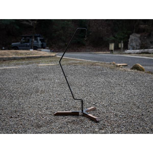 ■ 三脚灯ランタンスタンド＋ポール高さを抑えた設計のランタンスタンドですテント内でも安心してご使用いただけます。三点支持でしっかりと支える三脚構造でウォルナットとアイアンの組み合わせが、無骨で落ち着いた雰囲気を作ります。■ サイズスタンド土...