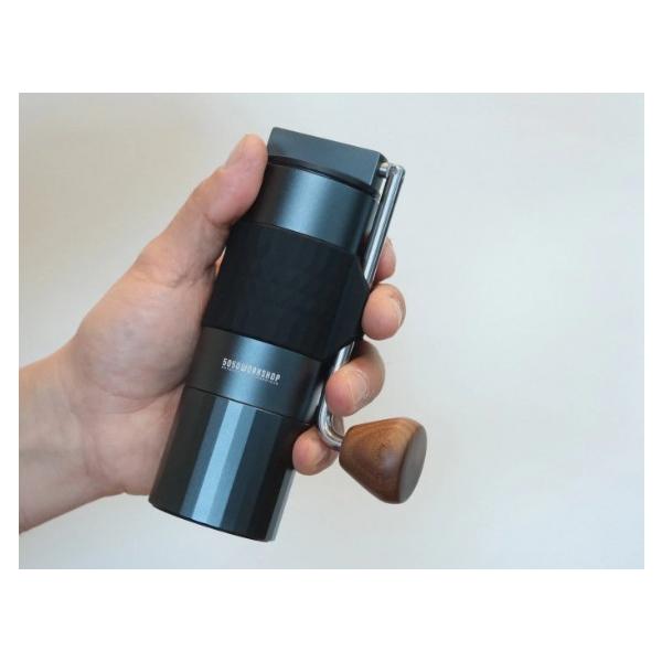COFFEE GRINDER(コーヒーグラインダー)折りたたみ式コーヒーグラインダー。粒度の均一性、切れ味、非着心地に優れた6角ステンレス刃を採用。雑味の少ないすっきりした後味のコーヒーを愉しむことができます。粒度の調整も細かく設定可能。ハ...