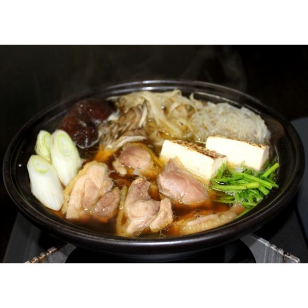 福島県川俣町特産のブランド鶏「川俣軍鶏」軍鶏肉の旨みが凝縮した鍋セット。しめに嬉しい、うどん付！【内容】　・シャモ肉スライス　300ｇ　・軍鶏肉団子　１２個　・スープ　１kg　・冷凍うどん（230ｇ）２玉※野菜は付いておりません。※お肉は解...