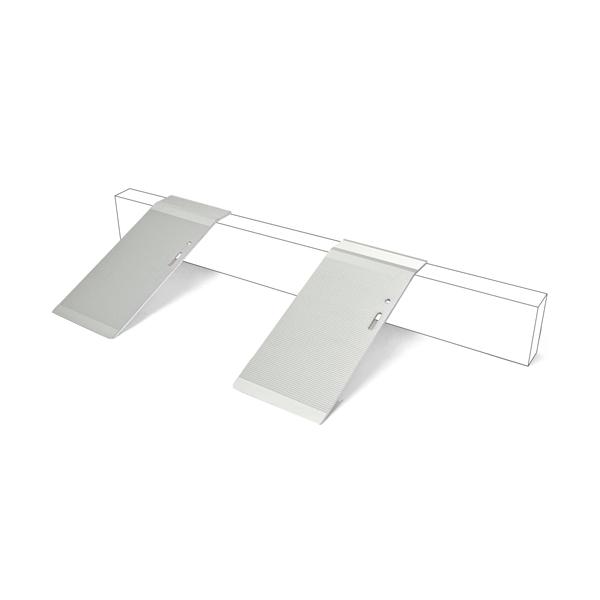 【内容物】スロープ本体（2本）、回収フック（長さ46.5cm）【サイズ】（1枚あたり）幅15×長さ33×厚さ0.5（cm）【重量】600g（1枚あたり）【耐荷重】200kg（2枚使用時）【材質】本体：アルミ、滑り止め：ウレタン樹脂【生産国】...