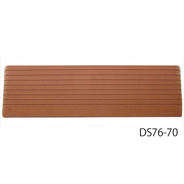 ●硬質ゴム製すべり止め段差解消スロープ。●表面はダイヤカット形状ですべり止め効果が高くなっています。●両端もバリアフリー設計になっており、横方向から歩行者が来てもつまづきにくく安心安全設計です。●置くだけで簡単に使っていただけます。すべり止...