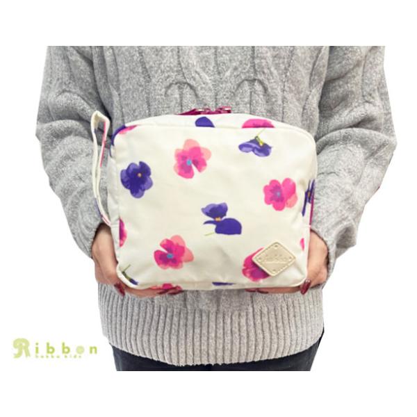 おむつが約3枚とおしりふきが入る容量です。おむつはＸＬも入ります。内ポケット付き。左右どちらからでも開閉できるダブルファスナーで使い勝手も◎おむつポーチはもちろん、化粧ポーチやトラベルポーチなどマルチにお使いいただけます。お揃いのマザーズバ...