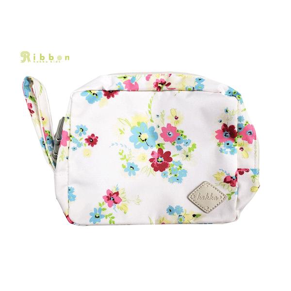 おむつが約3枚とおしりふきが入る容量です。おむつはＸＬも入ります。内ポケット付き。左右どちらからでも開閉できるダブルファスナーで使い勝手も◎おむつポーチはもちろん、化粧ポーチやトラベルポーチなどマルチにお使いいただけます。お揃いのマザーズバ...