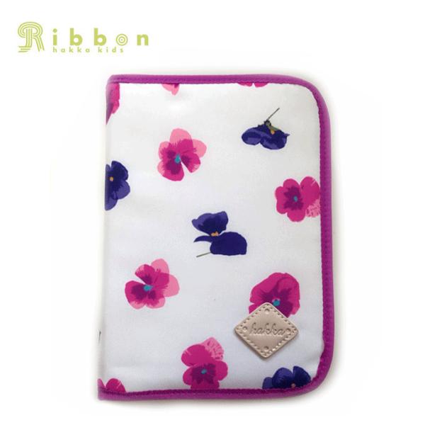 母子手帳ケースはもちろん、カードケースやトラベルケース、通帳ケースにお薬手帳ケースなどマルチにお使いいただけます。内側は仕切りやファスナー付きポケットがあり、カードポケットもたくさんあるので整理整頓しやすく使い勝手も◎。中身が飛び出さないフ...