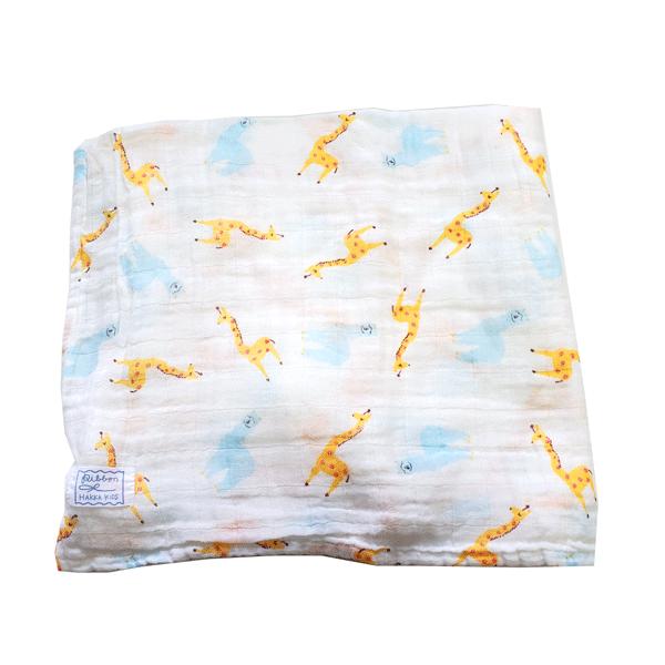 大人気のキリン＆アルパカ柄ガーゼおくるみです。お昼寝用のブランケットはもちろん外出時の日よけ、授乳ケープ、おむつ替えマットなど、多用途にお使いいただけるアイテムです！さっとコンパクトにたためるから持ち運びにも便利です。綿100％のガーゼおく...