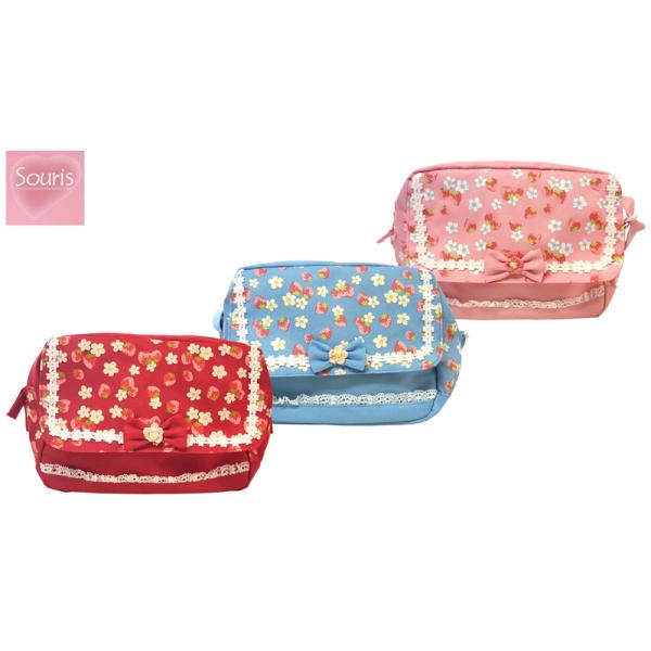 ストロベリーモチーフがおしゃれなショルダーバッグ♪散りばめられた苺とレース、リボンがとってもかわいい♪ポップな色合いが春のおでかけにぴったり！外側・内側にポケットつき。バックにはお名前プレートつき。ショルダー紐は調整可能です。■サイズ■フリ...