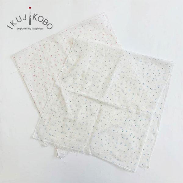 オーガニックコットン沐浴布。1枚の平織のガーゼで、赤ちゃんの体になじみやすいです。柔らかなガーゼなので赤ちゃんの体にやさしくフィットします。心地よいホールド感から赤ちゃんも安心して沐浴時リラックスができます。ケアするパパママも安心です♪コッ...