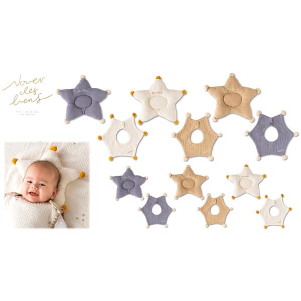 ヌエール ディ リアンフランス語で『縁を結ぶ』という意味の言葉。新生児からお使いいただけるまくらとスタイの2点セットです。赤ちゃんの頭をやさしく包むベビーまくらとスタイのセットです。お星さまの形がとっても可愛らしく、スタイはおめかしコーデに...