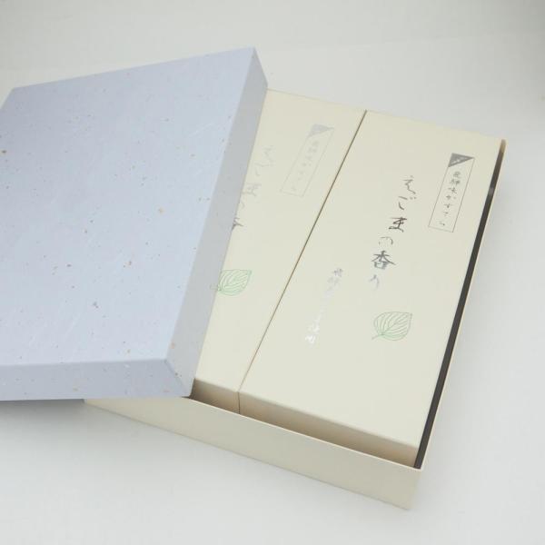 【発売日：2021年12月01日】カステラの生地にえごまを入れ、さらに生をえごまを乗せて焼きました。えごまのプチプチ感とほのかなえごまの香りをお楽しみください。２本入り化粧箱入り。お歳暮に、お中元に、手土産などに商品名　えごまの香り名称　カ...