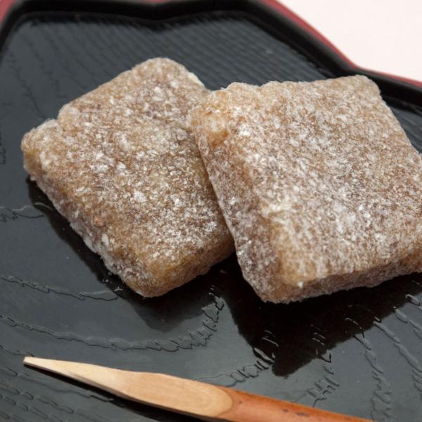 くるみ入り柚餅子に、炒ったえごまを入れてみました。やわらかい柚餅子に、くるみとえごまの歯ごたえ。当店売れ筋No.2の商品です。美味しいと評判、ギフトにもおすすめ！（12袋入り）商品名　飛騨えごま柚餅子名称　菓子原材料名　餅粉、砂糖、水飴、醤...