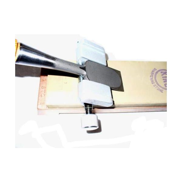 砥石とノミまたはカンナ刃の角度をあわしてネジをしめるだけでOKです。カンナ刃、ノミをシャープニングガイドにはさみこみ、刃先を砥石の表面にピッタリと合わせて、角度を正確に砥石面に合わせたら、ネジをしっかり締め付けて固定し、刃先を指で押さえなが...