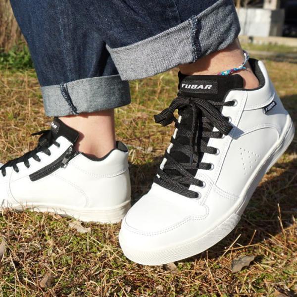 脱ぎ履き容易なサイドファスナー仕様ミドルカットならではの脱着時の煩わしさをファスナーで解決靴ひもの結び直しが必要なく、楽に脱ぎ履きができる工場の労働者や配達員から屋内を行き来する作業などに※商品画像はモニターの設定や環境などにより、実際の商...