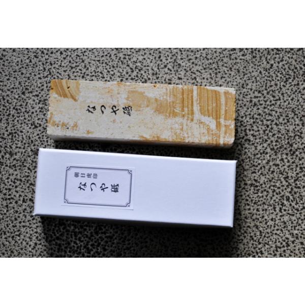 岩手県産天然中砥石　なつや砥(夏屋砥石)適度な硬さで研磨力があり、刃先を研ぐのに適した砥石です。岩手県で採掘された天然中砥石「なつや砥（夏屋砥石）」は適度な硬さと高い研磨力を兼ね備えた砥石で、刃先を研ぐのに適しています。天然砥石は自然の地層...