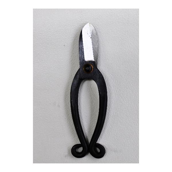 ◆送料込◆在庫処分 スリーハンド　池之坊 鋏　601240＊花切用の鋏で、生け花やフラワーアレンジメント用として使用されています。＊枝や硬く太い材料を切ることは避けてください。＊軟鋼、銅、アルミ線材、銅線等金属の切断には使用しないでください...